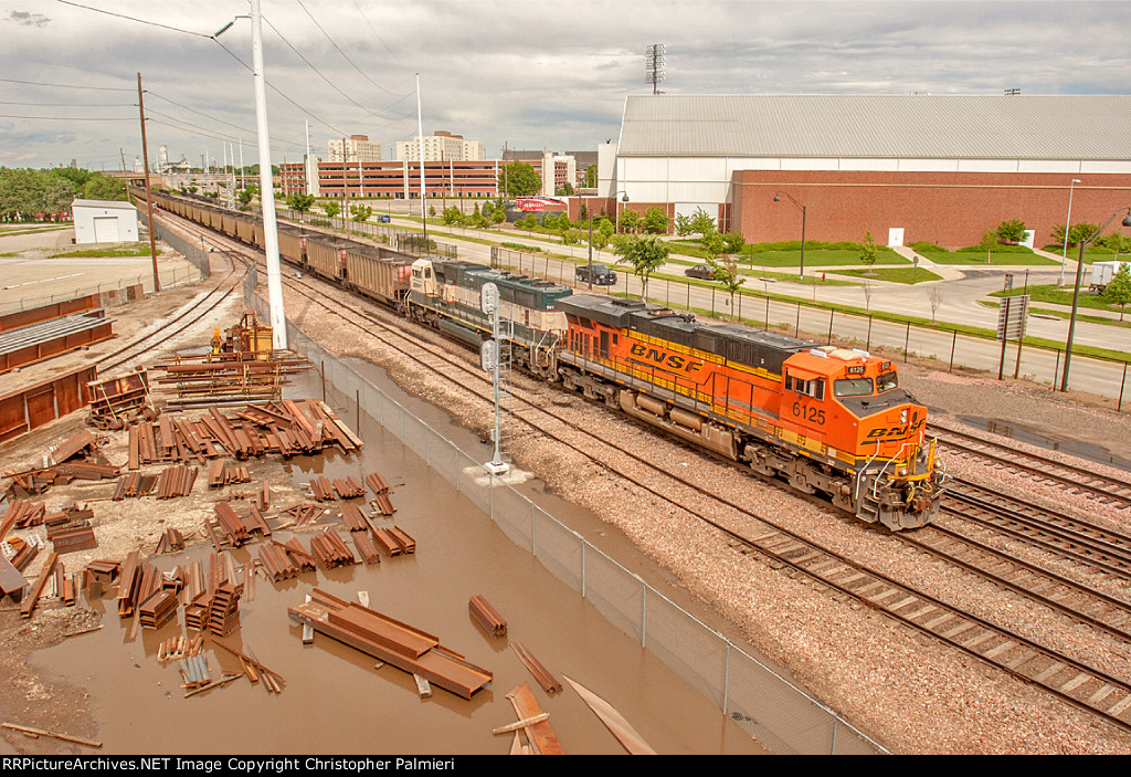 BNSF 6125 Leads E-CLOEBM0-22